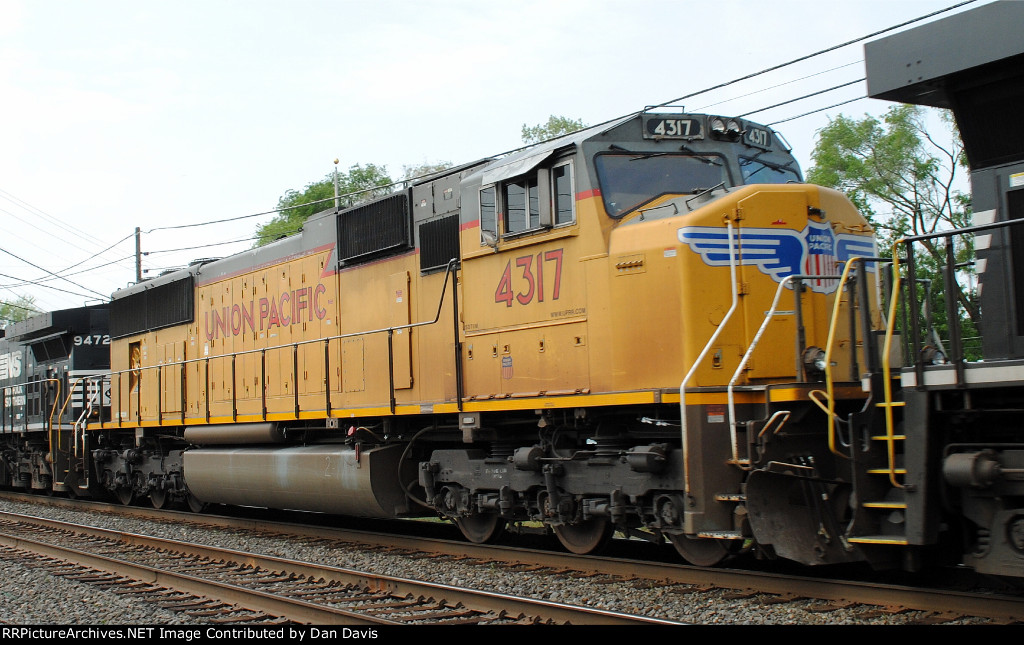 UP SD70M 4317 in the middle on 211